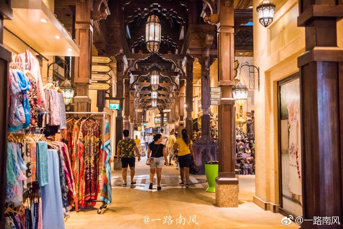 位于迪拜卓美亚古堡酒店中的古堡市集（Souk Madinat）处处洋溢着复|古堡|市集|朱美_新浪新闻