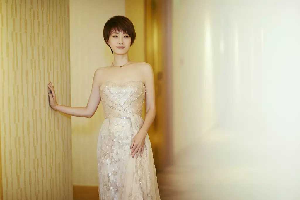 马伊利现身上海国际电影节荣获亚洲新人奖，身穿长裙仙气十足！