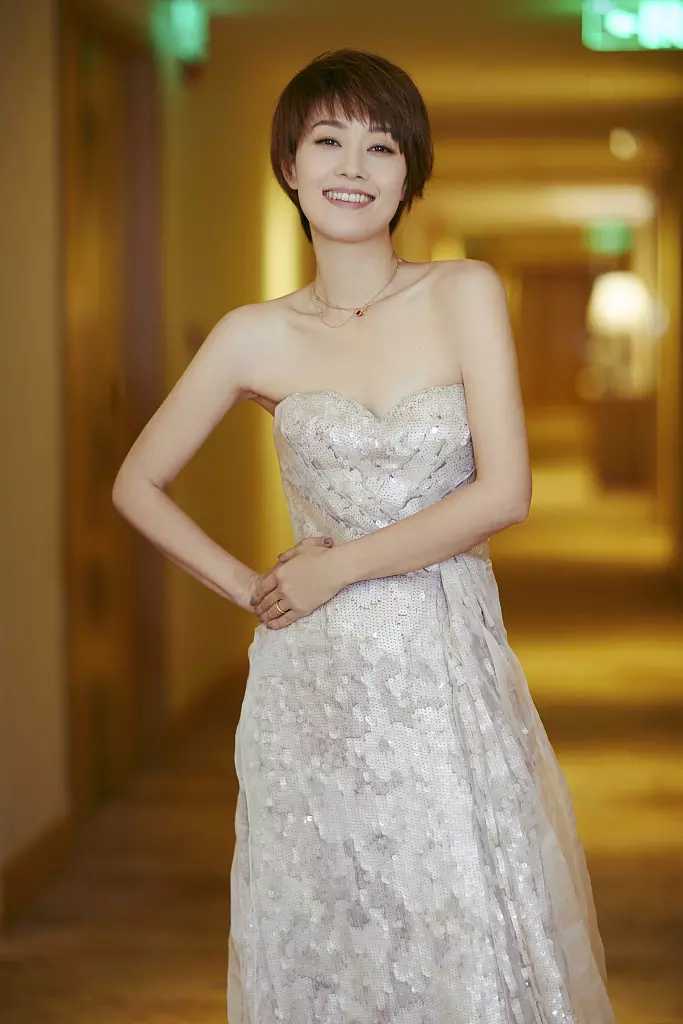 马伊利现身上海国际电影节荣获亚洲新人奖，身穿长裙仙气十足！