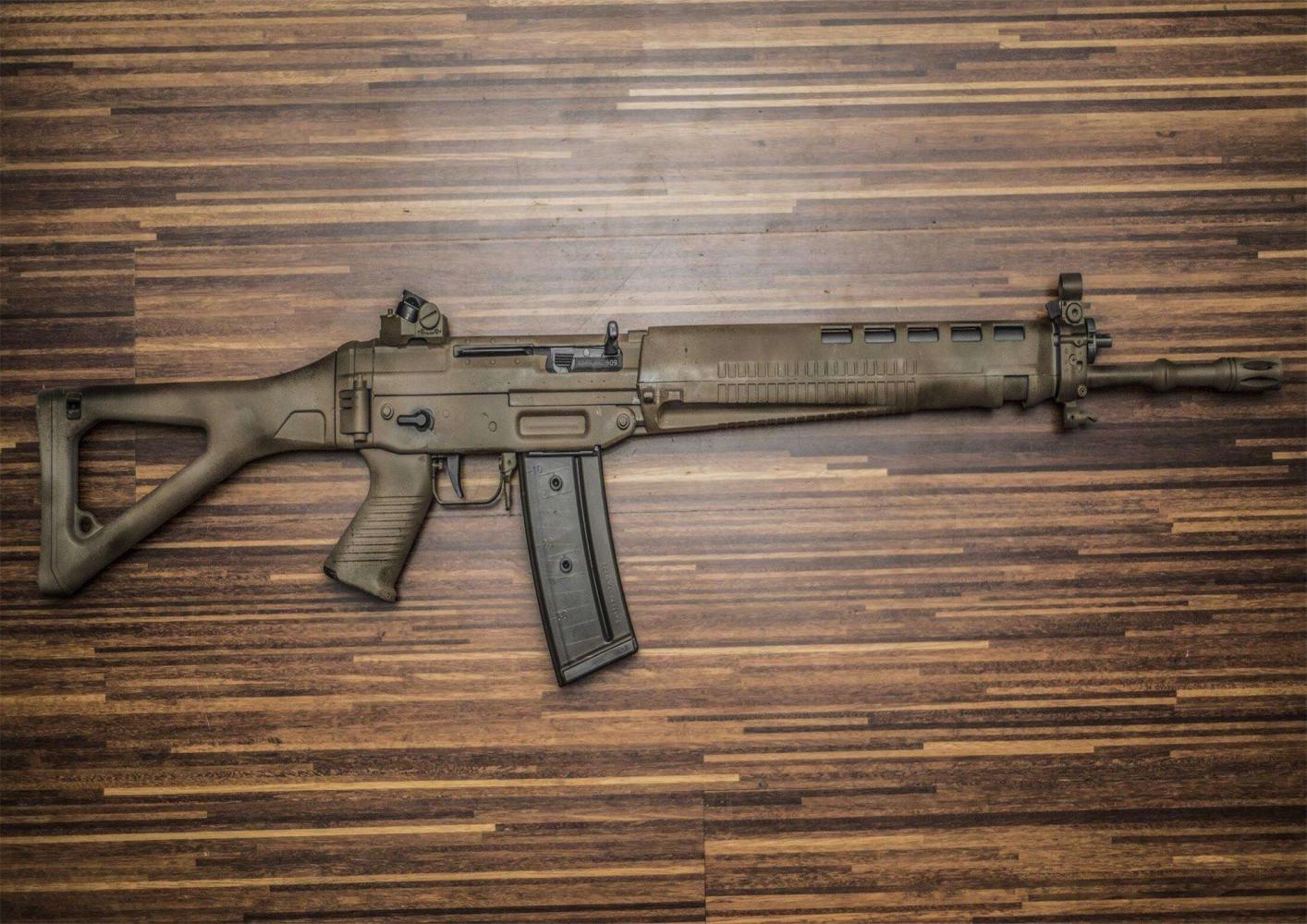 该枪结合AK的机械与劳力士的精致, 突击步枪中精度的王者!