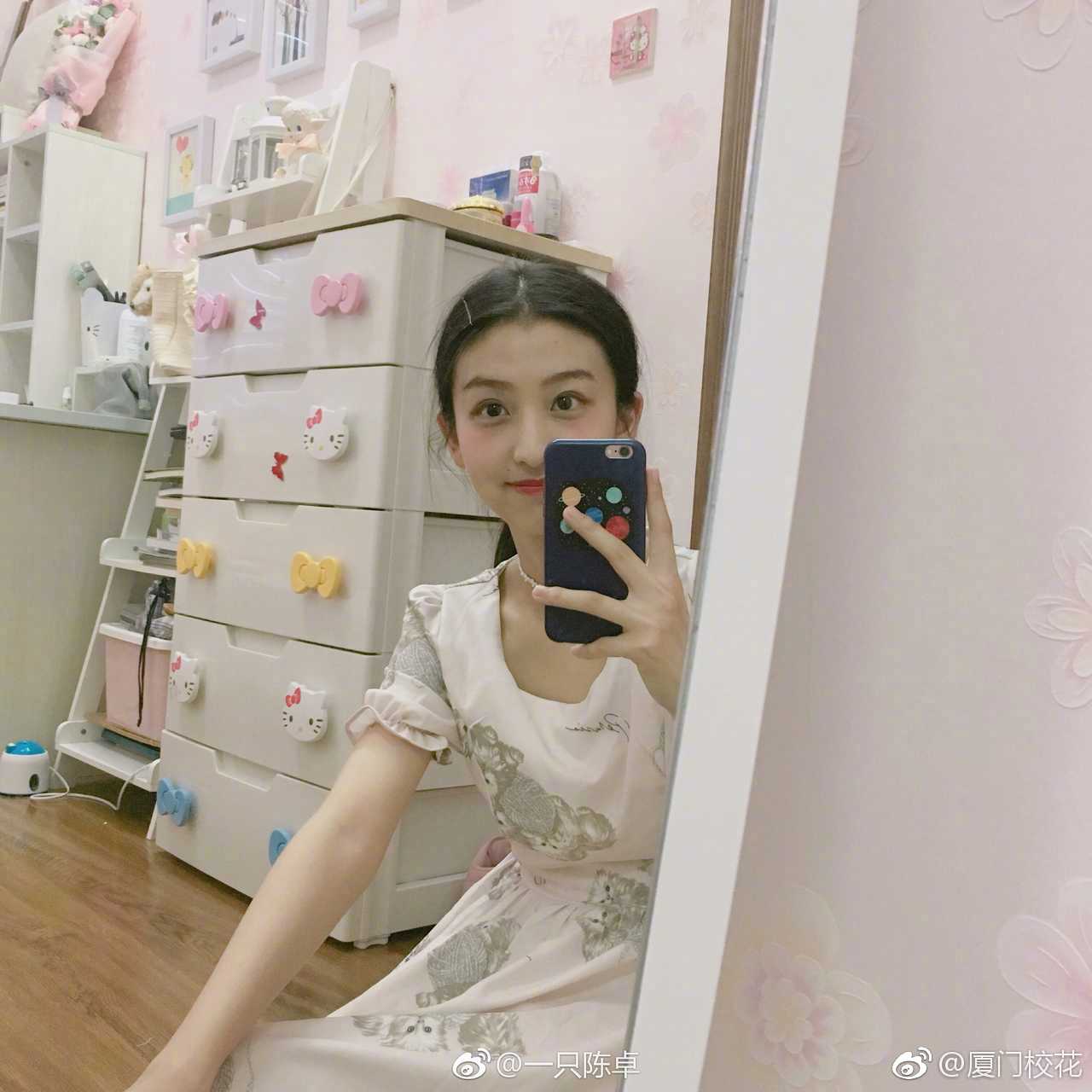 98年，就读于中央戏剧学院， 身高165cm，天秤座，爱好画画