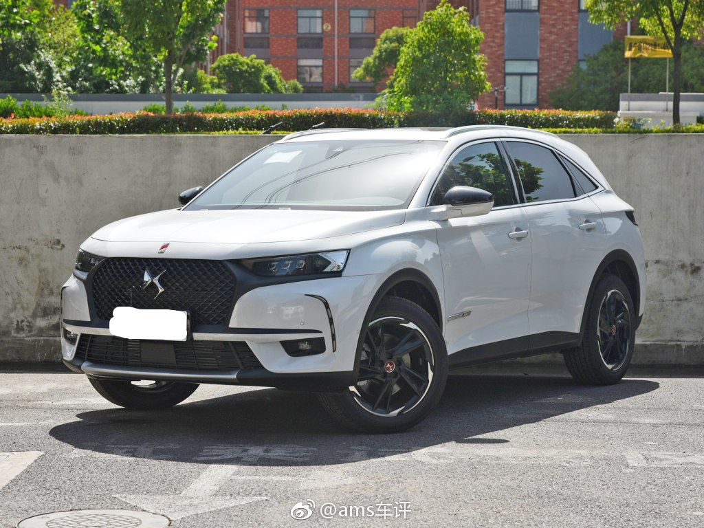 日前有媒体在经销商处拍到了长安标致雪铁龙DS7新增车型——45THP运动-新浪汽车