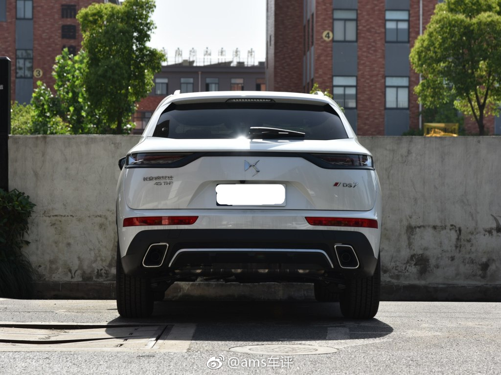 日前有媒体在经销商处拍到了长安标致雪铁龙DS7新增车型——45THP运动-新浪汽车