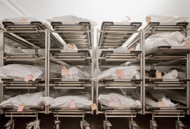 直击从停尸房到焚化仓: 人死之后, 化灰之前|停尸房|死者|入殓师_新浪新闻