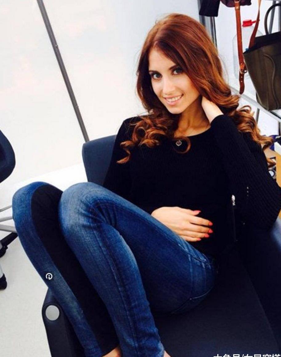 球比颜值更吸睛! 她被称为世界杯德国太太团最美颜值担当