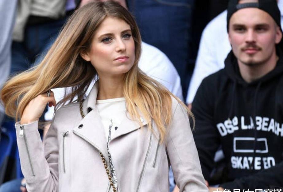 球比颜值更吸睛! 她被称为世界杯德国太太团最美颜值担当