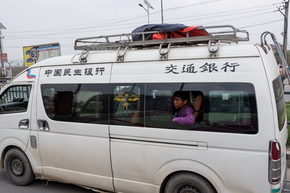尼泊尔旅行实拍当地花花绿绿的大卡车，要在中国早被罚得倾家荡产|尼泊尔|卡车|涂装_新浪新闻