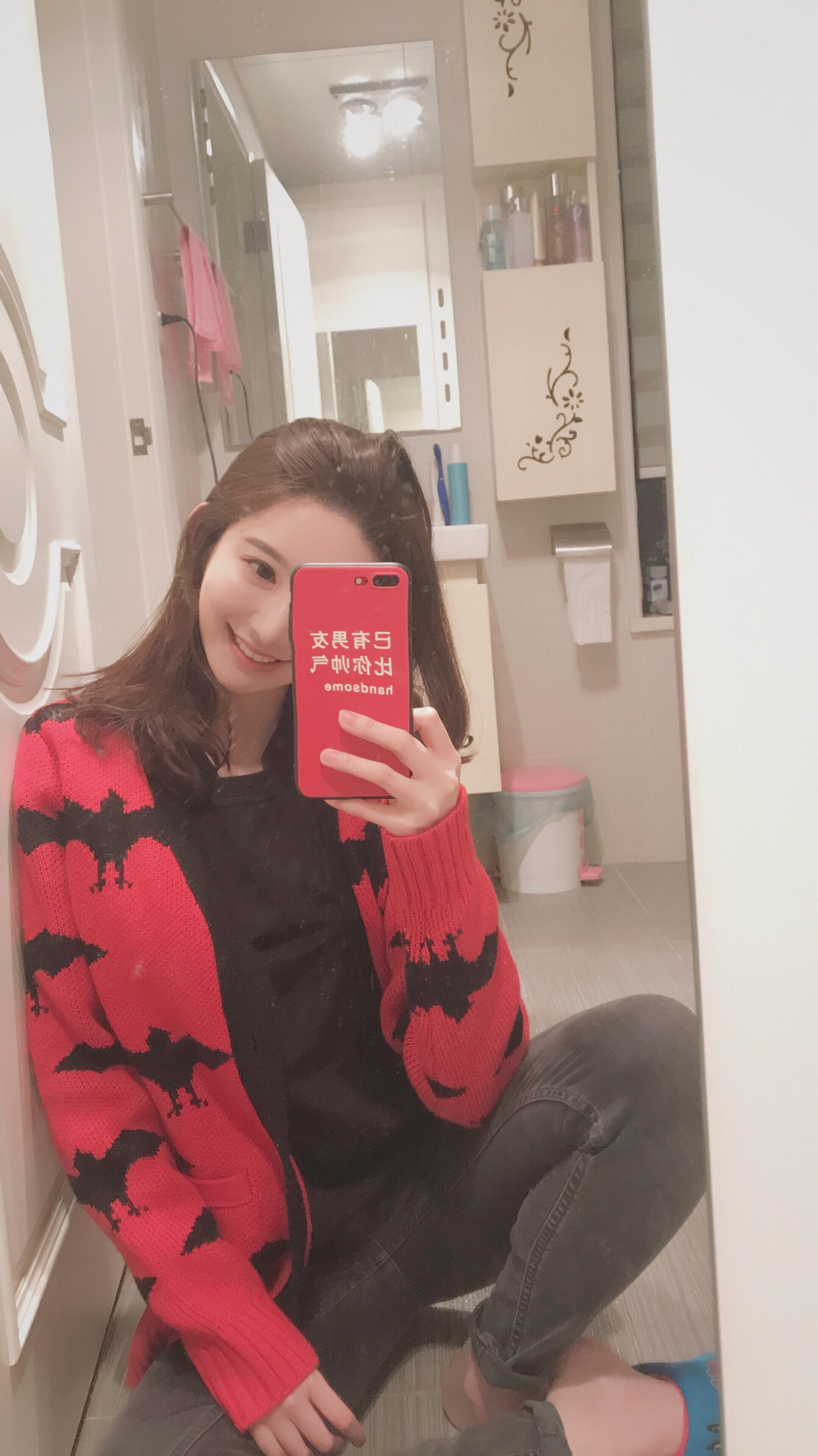 Yibi 93 双子座 毕业于加拿大西蒙菲莎大学 专业金融