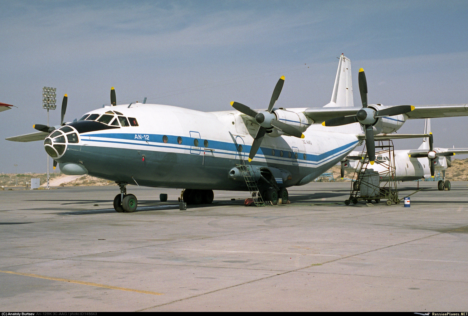 我国运-8飞机的原型是苏联安-12涡桨式中型运输机，可惜已停产了|运输机|苏联|原型_新浪新闻