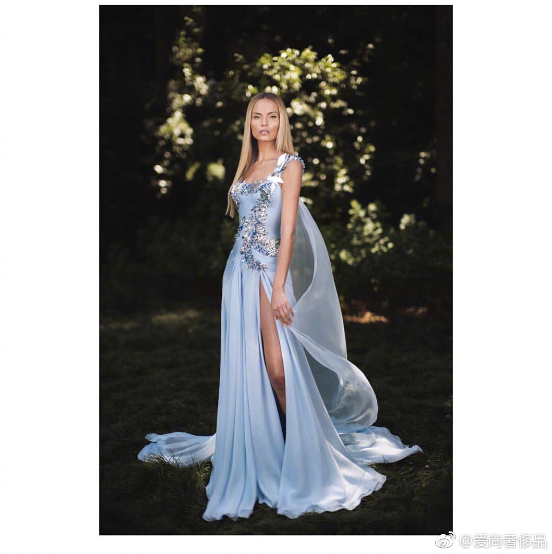 VERSACE范思哲善于采用高贵豪华的面料，借助斜裁方式_新浪新闻