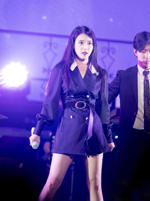 韩国第一甜心IU，西装穿成裙还能勒出A4腰，这腿直接给满分|甜心|满分|韩国_新浪新闻