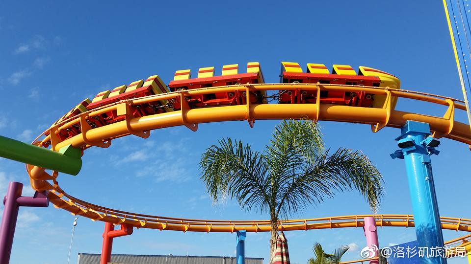 1996 年开园的太平洋公园（Pacific Park）位于圣塔莫尼卡码头的中部