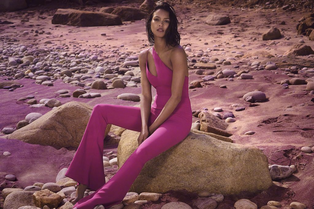 性感维密天使，除了拥有一身迷人的小麦色皮肤，身材比例也相当完美.