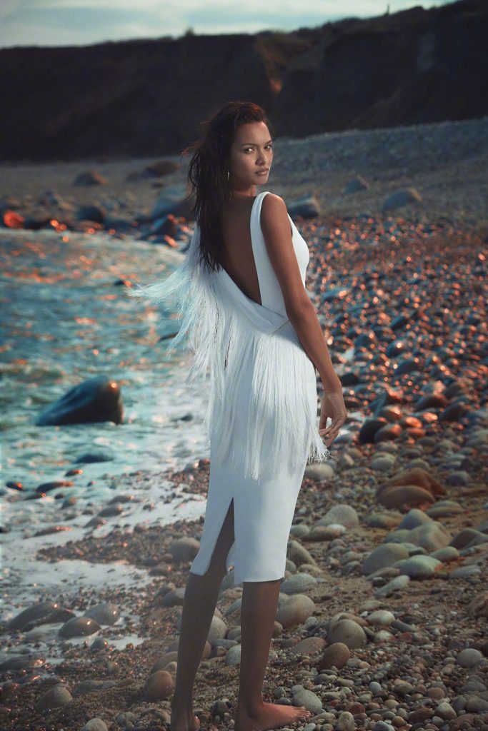 性感维密天使，除了拥有一身迷人的小麦色皮肤，身材比例也相当完美.