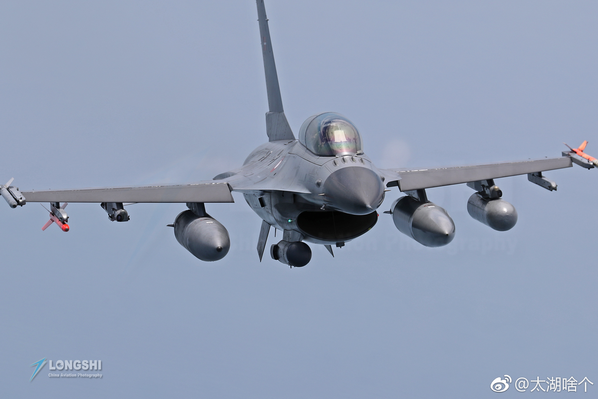 美国洛克希德马丁公司的F-16战隼战斗机到目前为止产量已经接近4600架|洛克希德马丁|战斗机|战隼_新浪新闻