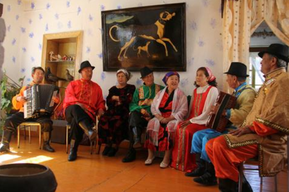 他们曾是俄罗斯人，如今越长越像中国人，说汉语，成为少数民族