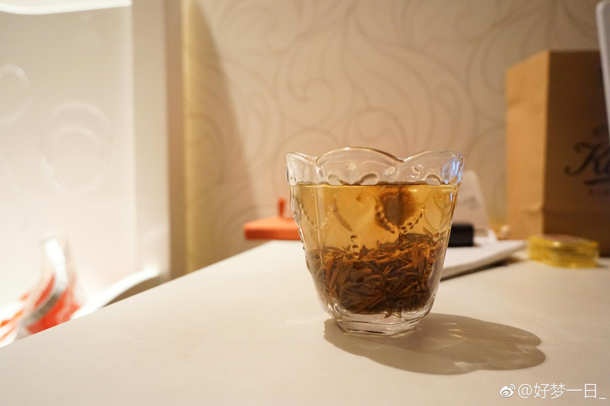 红茶叶加话梅的喝法茶叶本身是有点苦味的而梅子带来酸甜的口感 口|话梅|红茶叶|梅子_新浪新闻