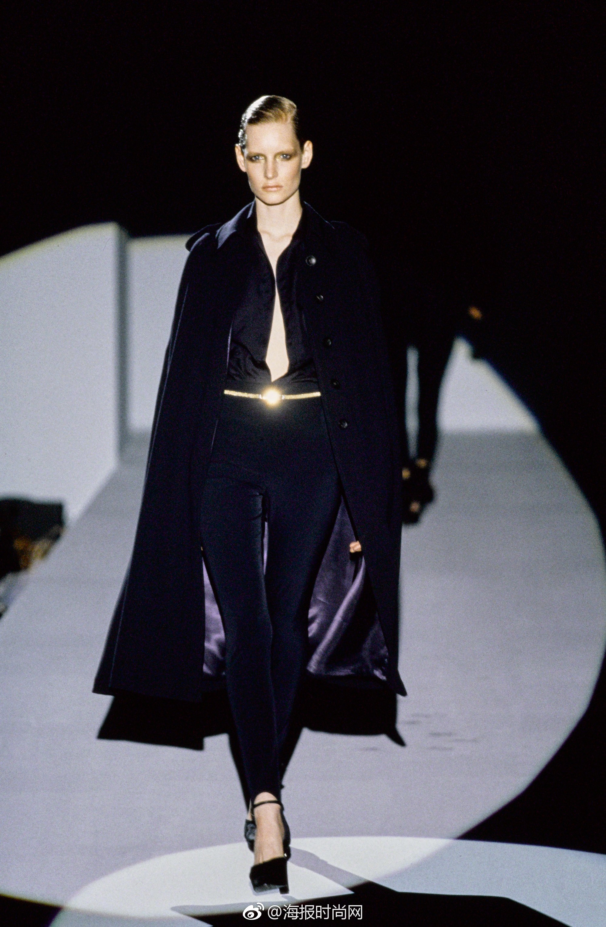 1996年的GUCCI，设计师是Tom Ford，20多年前的作品现在看依旧时髦