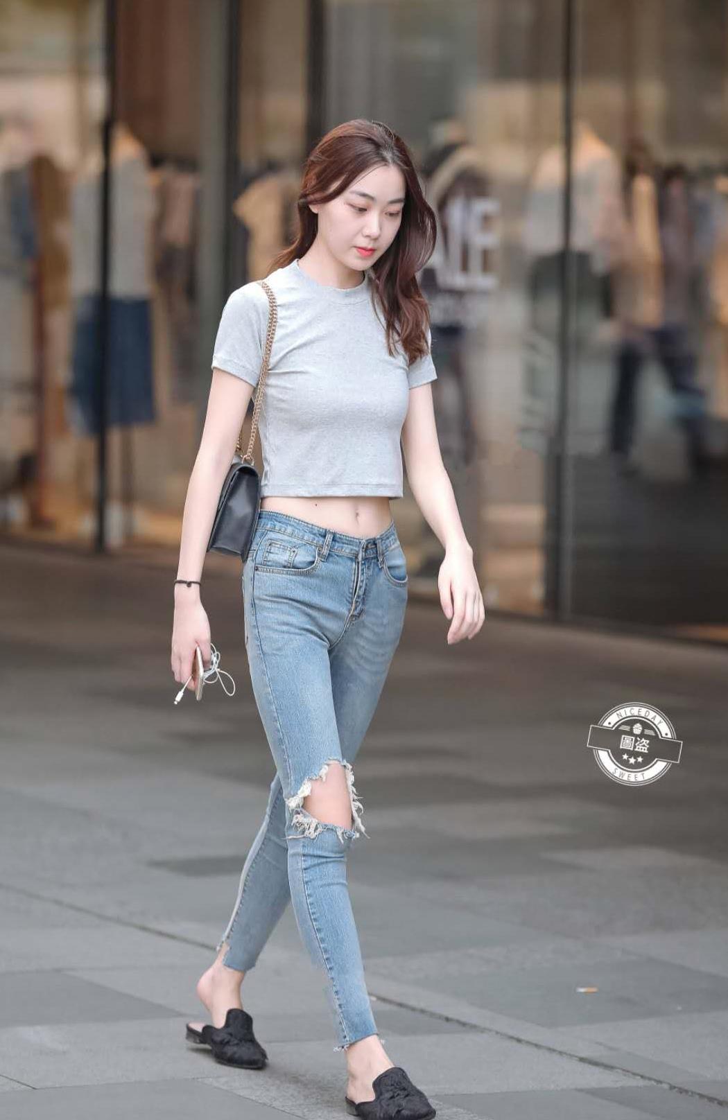 街拍：美女T恤配牛仔裤，时髦又实穿的高街style|T恤|牛崽|配牛_新浪新闻