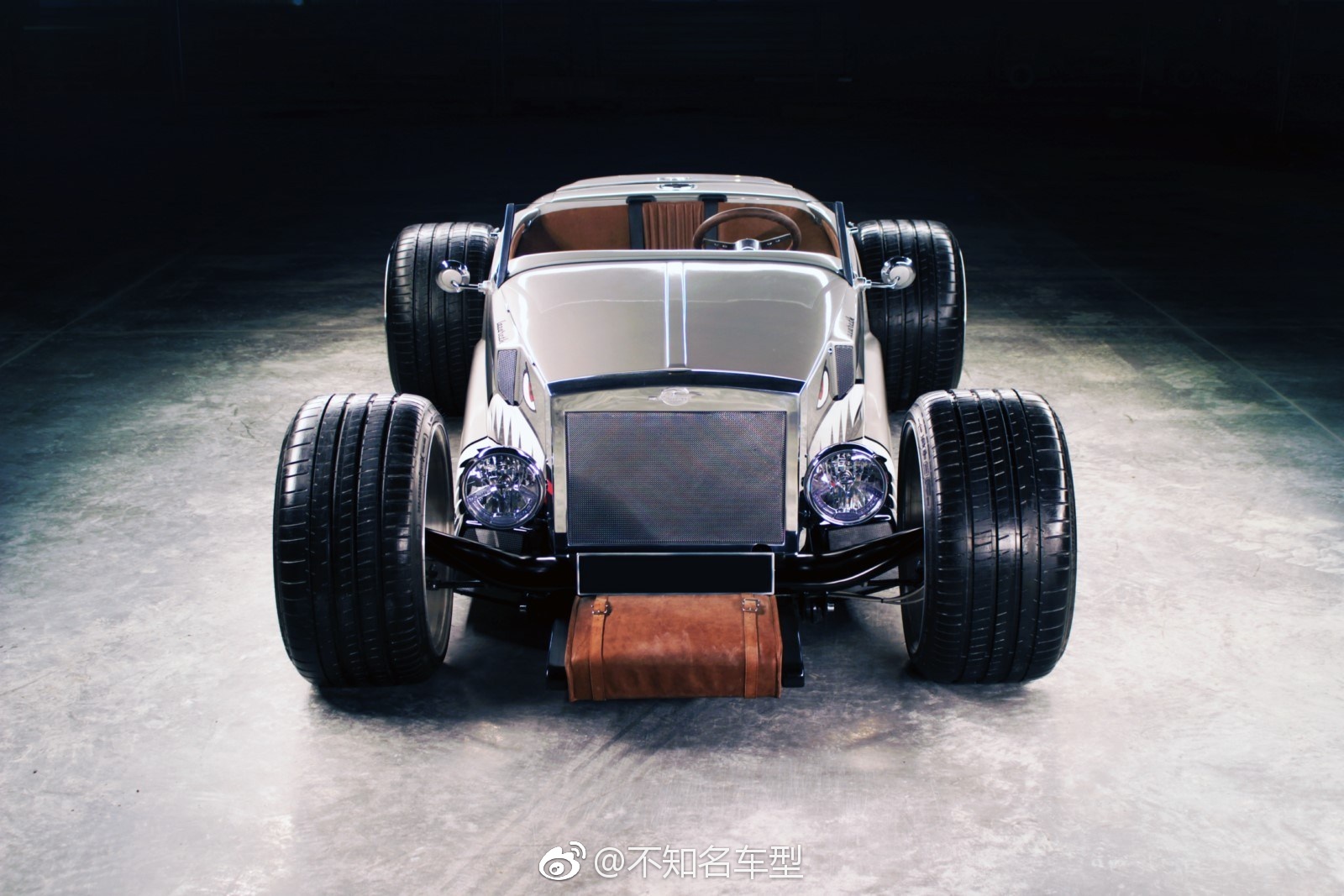 近日法国著名定制改装厂Lazareth Auto-Moto发布了新作Hot Rod V12 Hy-新浪汽车