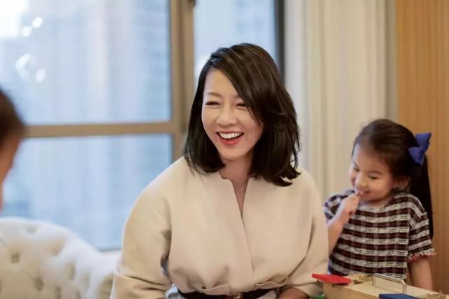 单亲妈妈带两个女儿，生活环境高大上，母亲越独立孩子越幸福|女儿|孩子|小朋友_新浪新闻