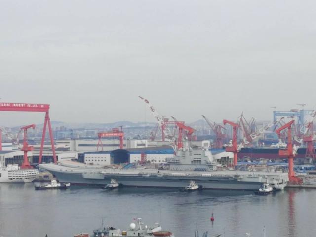 中国海军002型国产航母第二次出海试航，现场礼炮齐鸣