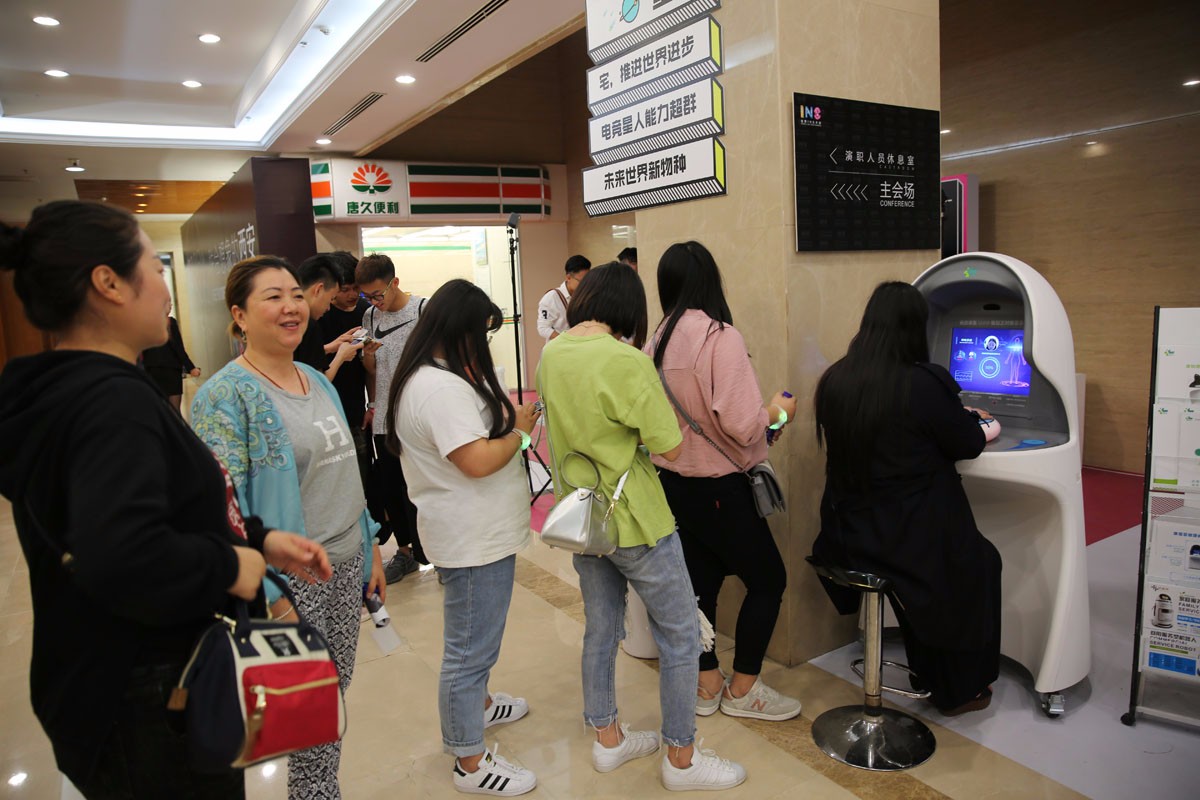 机器人测亚健康 双手摸着它2分钟告诉你健康状况|机器人|亚健康|筛查_新浪新闻