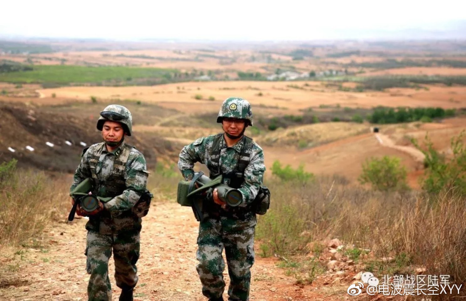 80军暴风雨旅进行QLG10式枪挂榴弹发射器和PF97单兵云爆火箭筒实弹射