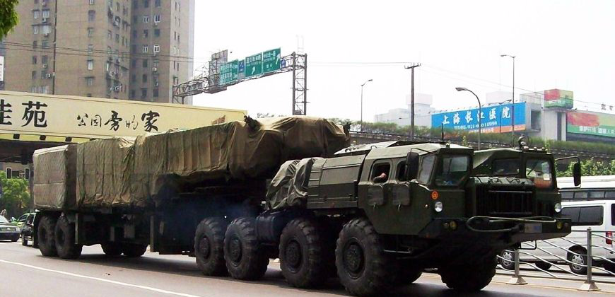 解放军地空导弹部队战训新款大型相控阵雷达外形很奇特