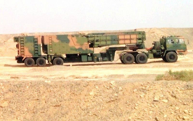 解放军地空导弹部队战训新款大型相控阵雷达外形很奇特