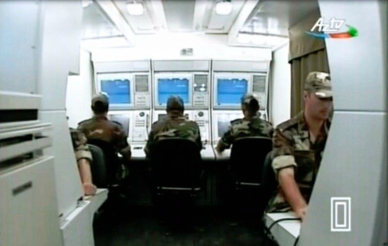 解放军地空导弹部队战训新款大型相控阵雷达外形很奇特