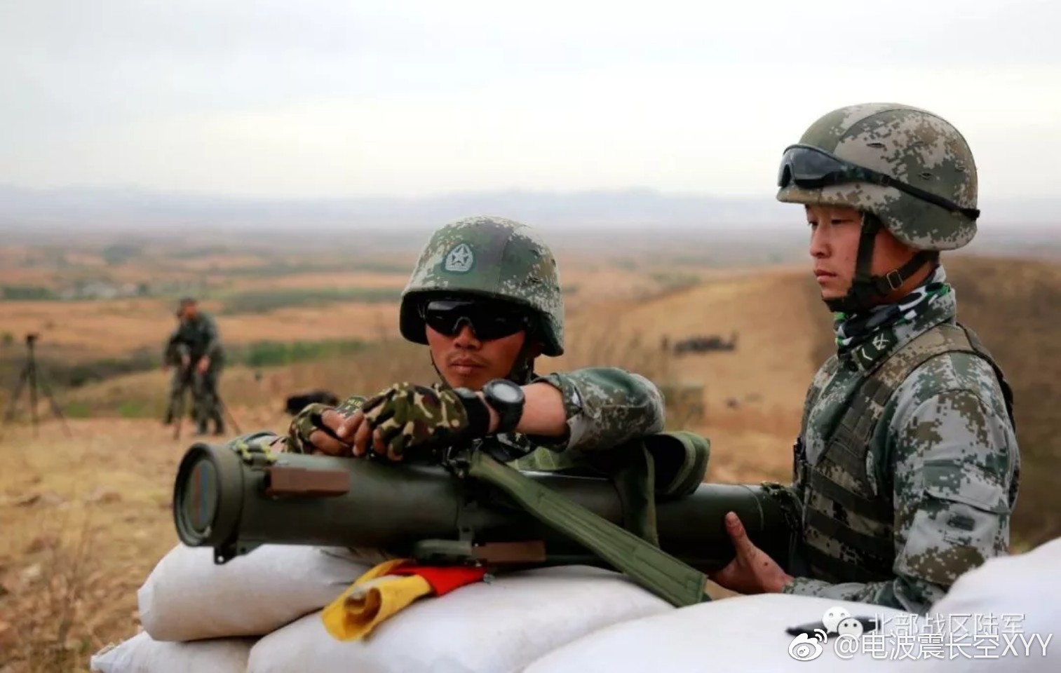 80军暴风雨旅进行QLG10式枪挂榴弹发射器和PF97单兵云爆火箭筒实弹射