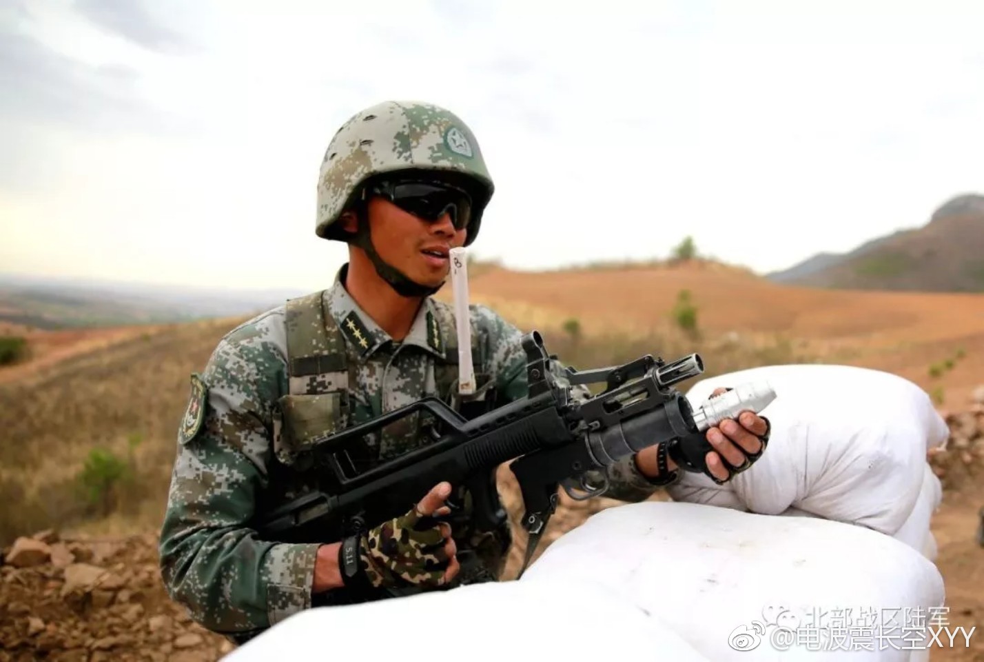 80军暴风雨旅进行QLG10式枪挂榴弹发射器和PF97单兵云爆火箭筒实弹射