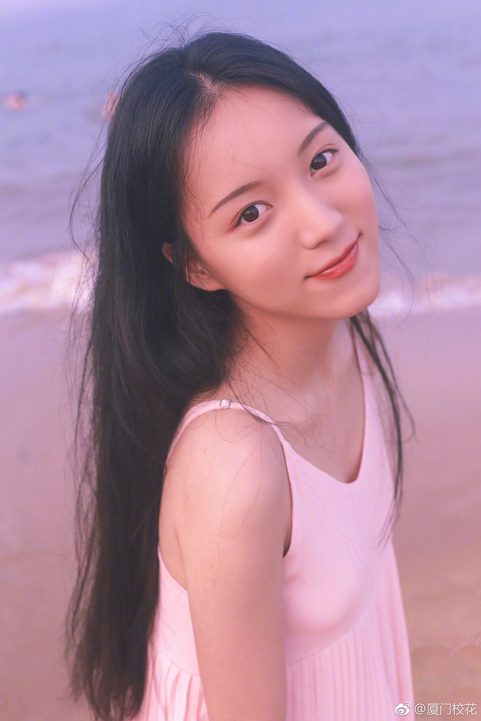 97年，就读于中国海洋大学法语专业，身高168cm，爱好舞蹈、篮球