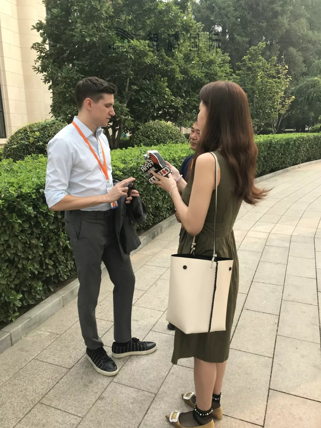 【直击房展现场】鲲鹏国际项目总监Ivan接受媒体采访，海外房产受关注