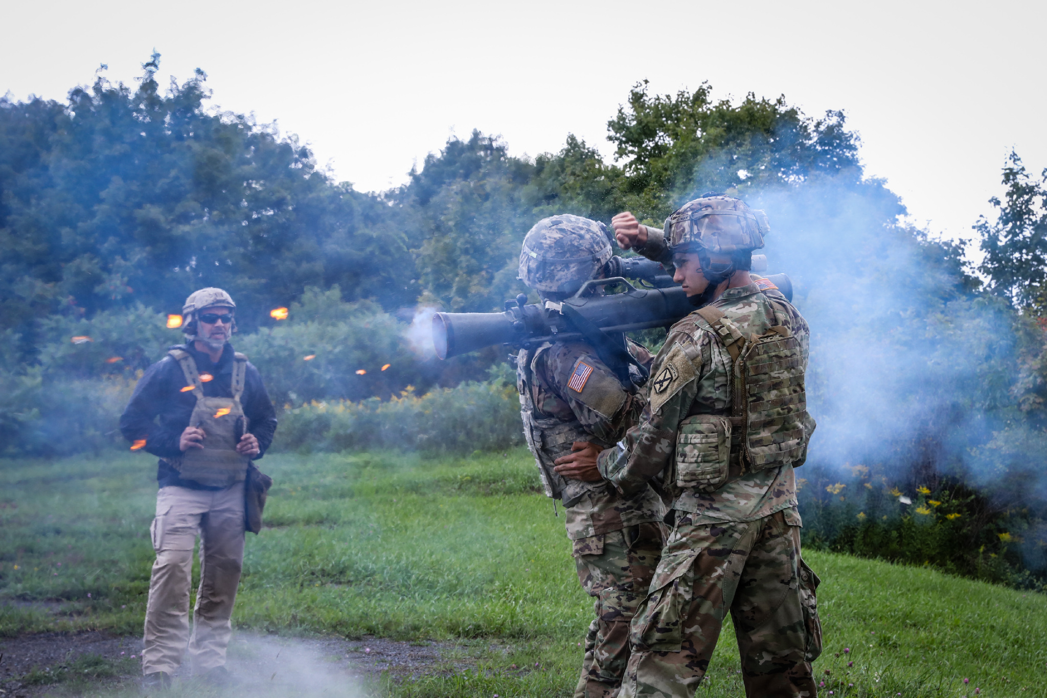 美军陆军第十山地师的士兵在德拉姆堡基地测试加装了AN/PAS-13E中型非|雷神|瞄具|无后座力炮_新浪新闻