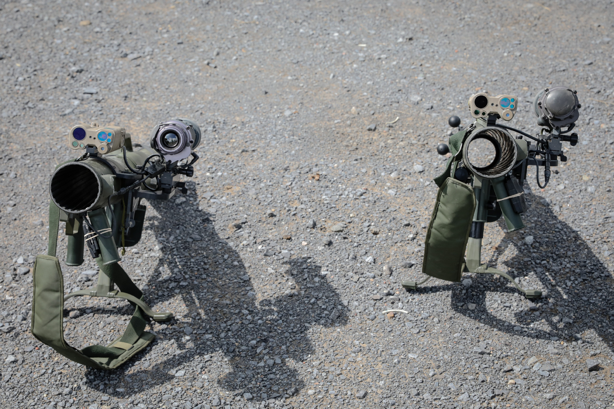 美军陆军第十山地师的士兵在德拉姆堡基地测试加装了AN/PAS-13E中型非|雷神|瞄具|无后座力炮_新浪新闻