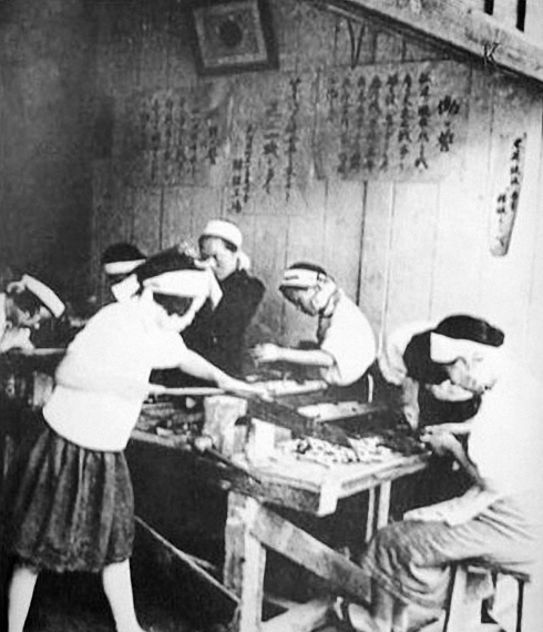 实拍二战时的日本国内，金属短缺的他们连靖国神社都拆