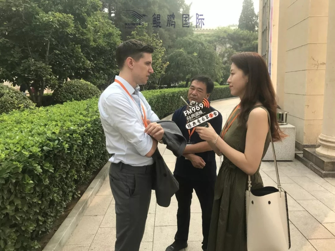 【直击房展现场】鲲鹏国际项目总监Ivan接受媒体采访，海外房产受关注|泰国|鲲鹏|希腊_新浪新闻