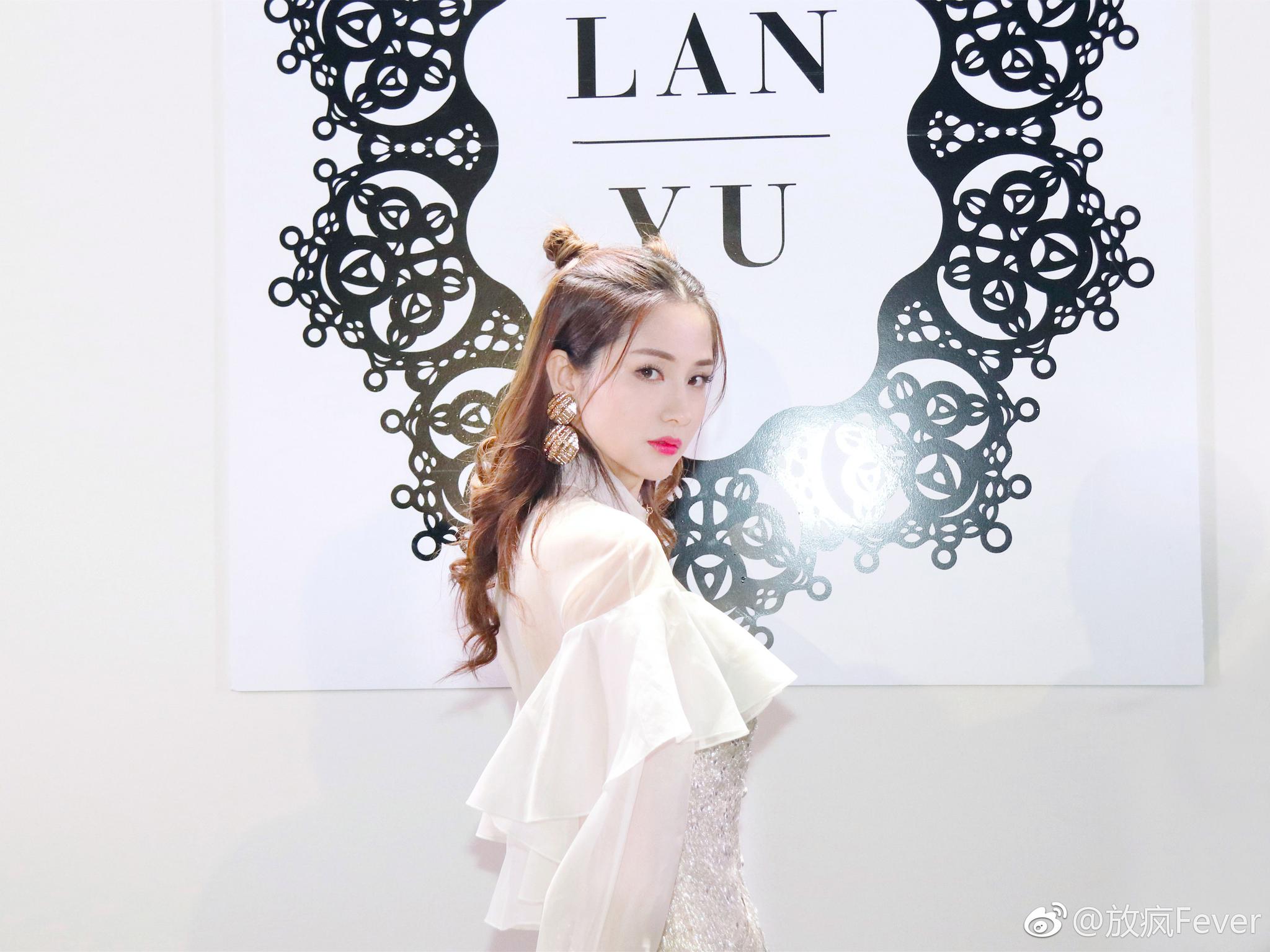 惊艳！蓝燕LANYU高定白裙亮相纽约时装周，仙气满满|蓝燕|白裙|纽约时装周_新浪新闻