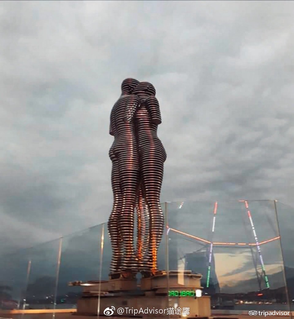 格鲁吉亚·巴统·Ali and Nino雕塑，用户721saifa这样说