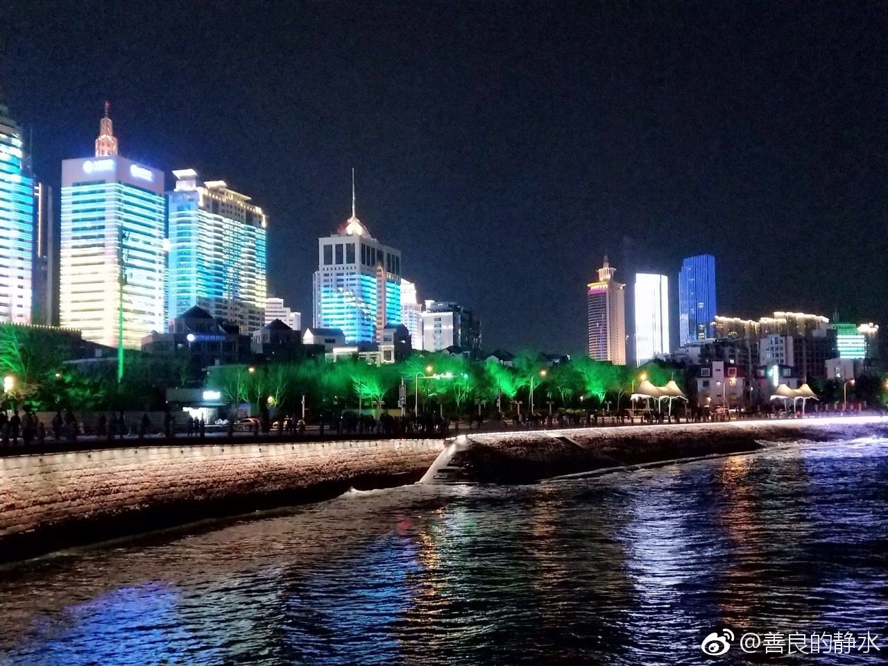 五四广场美丽的晨曦，灯光璀璨的夜景，让人心悦神怡。