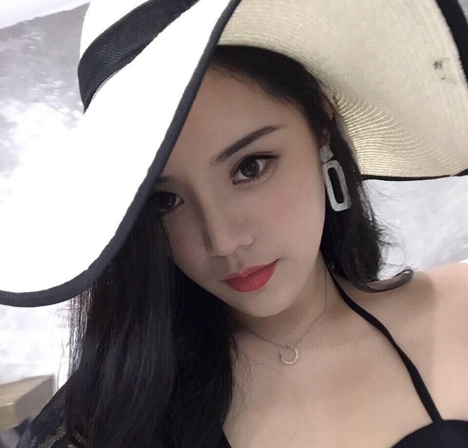 南京财经大学 贾玲 97年 身高172cm 体重145斤 喜欢唱歌 拍照 摄影 爱