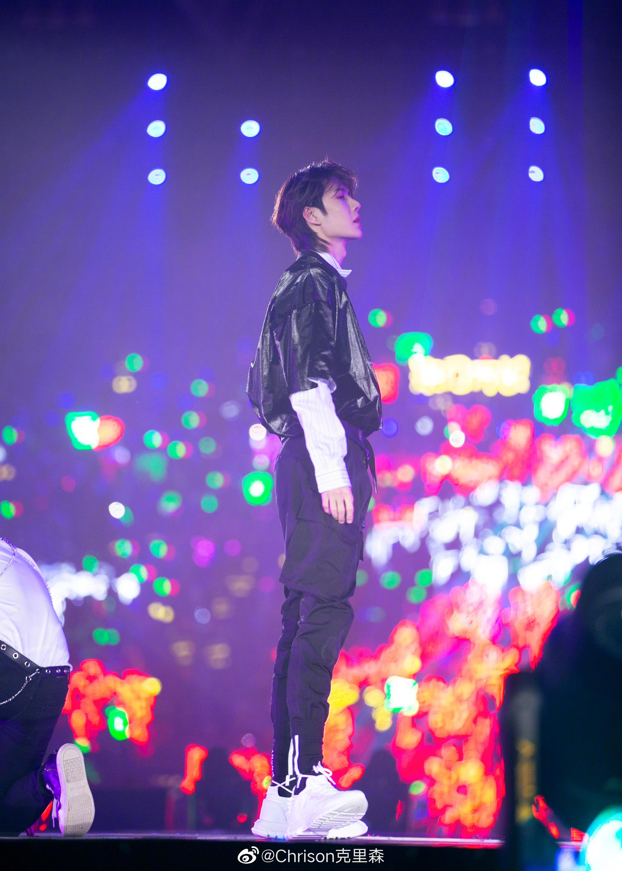 王一博在星光大赏又换了两套Celine重工金线刺绣短外套+Givenchy泛光