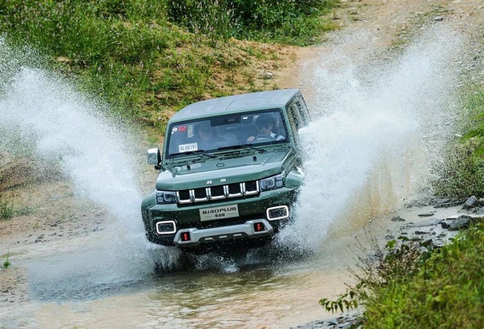 十万出头国产SUV，越野性能不输奔驰G？BJ40：便宜也有好货！-新浪汽车
