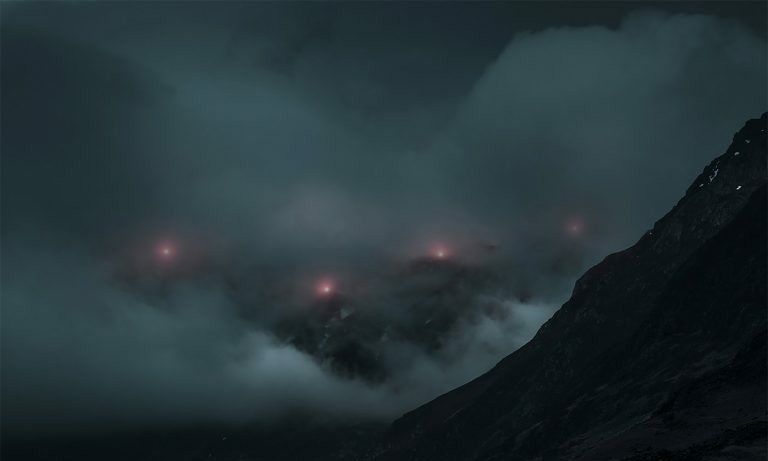 摄影师 Jan Erik Waider 用镜头呈现出信号弹升空的美妙瞬间。