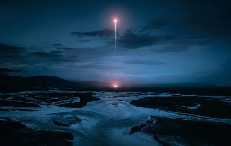 摄影师 Jan Erik Waider 用镜头呈现出信号弹升空的美妙瞬间。