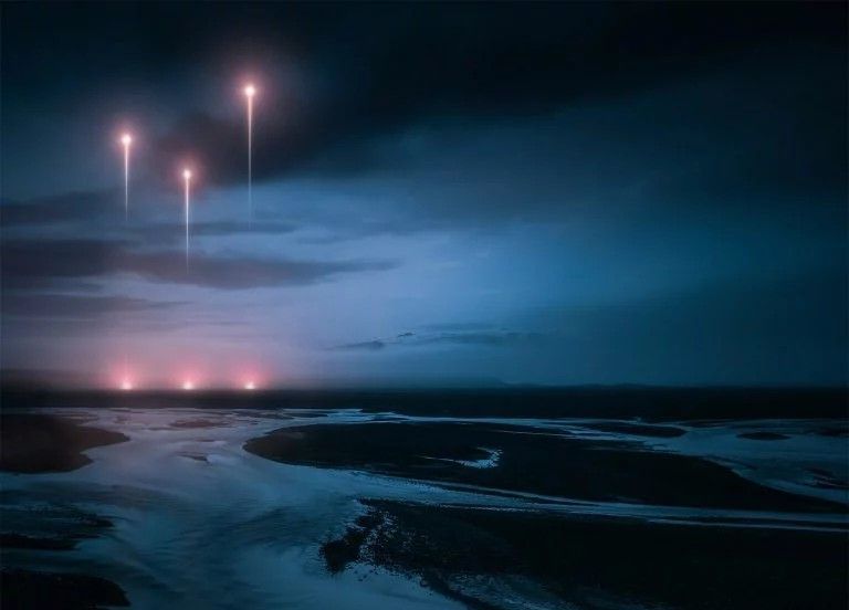 摄影师 Jan Erik Waider 用镜头呈现出信号弹升空的美妙瞬间。