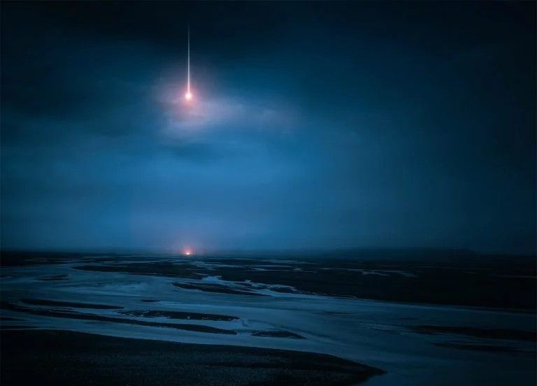 摄影师 Jan Erik Waider 用镜头呈现出信号弹升空的美妙瞬间。