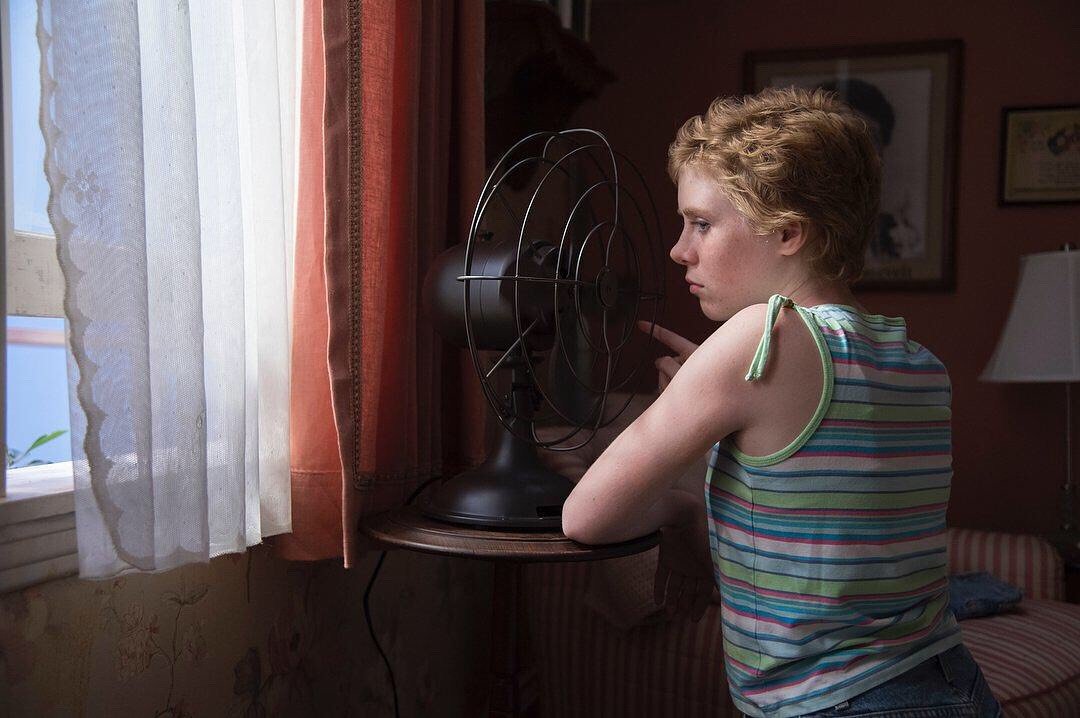 虽然索菲亚.莉莉丝在《利器》里演的童年时代的艾米.亚当斯|索菲亚|莉莉丝|亚当斯_新浪新闻